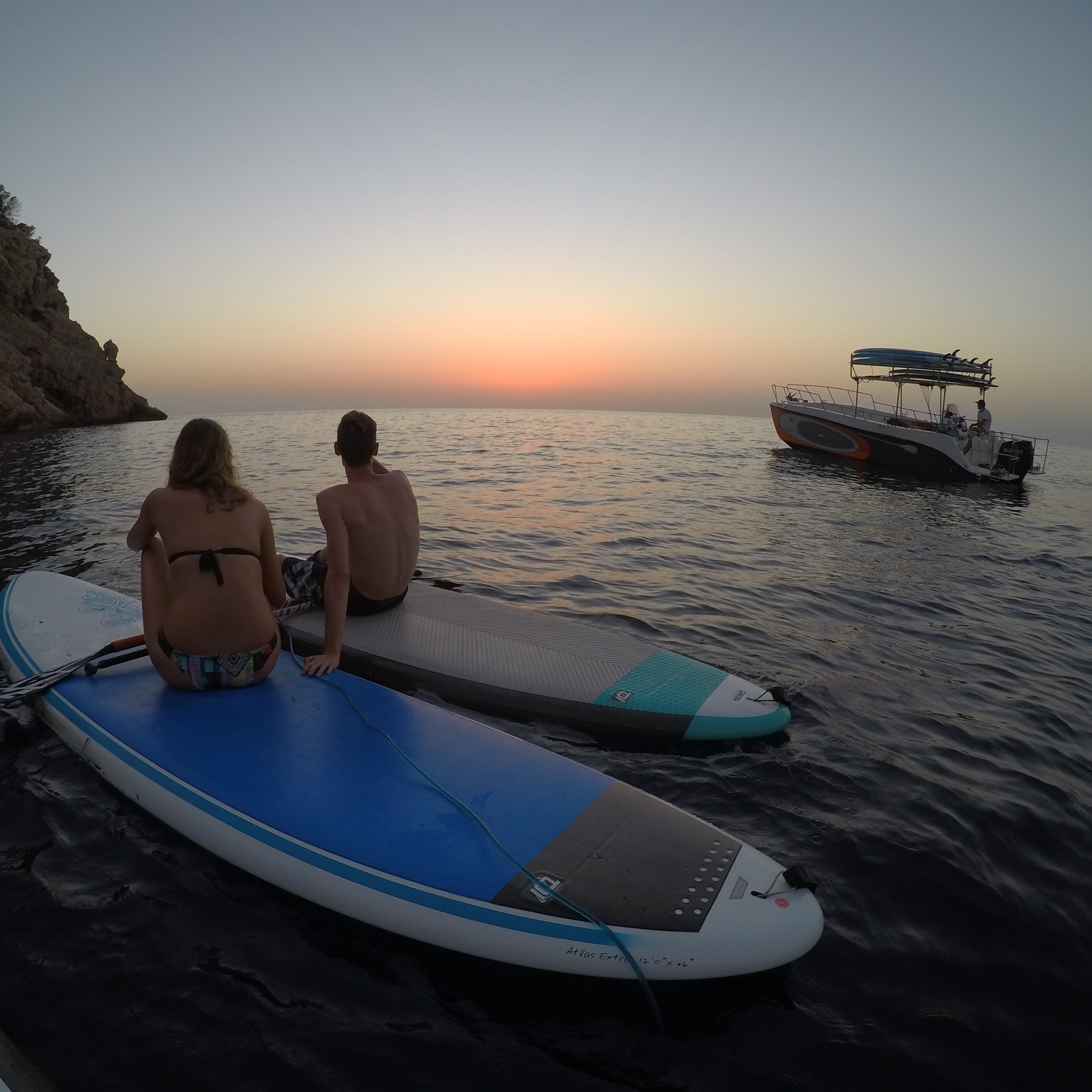 Excursión en barco al atardecer con paddle surf en Ibiza | Freedome