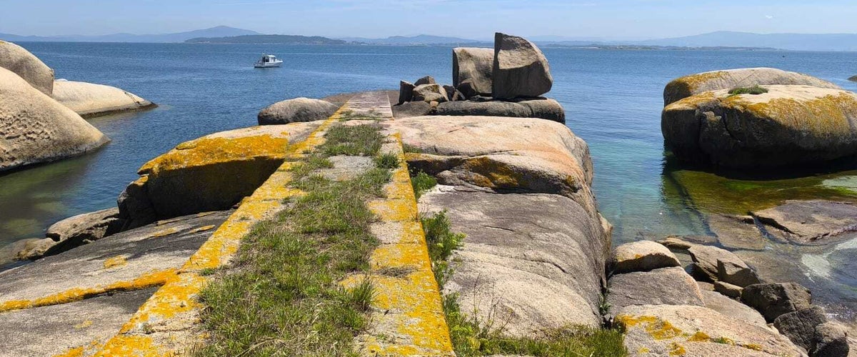 Ruta en kayak a los islotes de piedra y el puerto antiguo de la Illa de ...